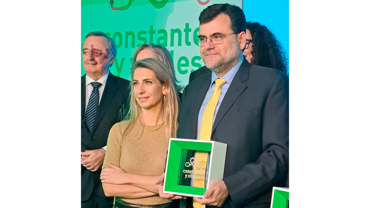 Dr. Eduard Batlle receives the Constantes y Vitales Award for the Best ...